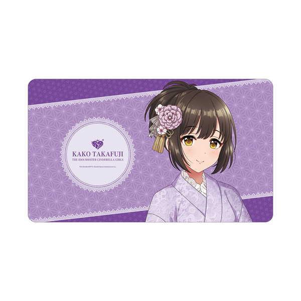 【発売日：2026年07月31日】宅配便配送商品 「アイドルマスター シンデレラガールズ」より、マルチデスクマットの登場です。鷹富士茄子の描き下ろしイラストをマルチデスクマットに仕上げました。デスクに敷いたり、お部屋に飾ったり、アイドルとの...
