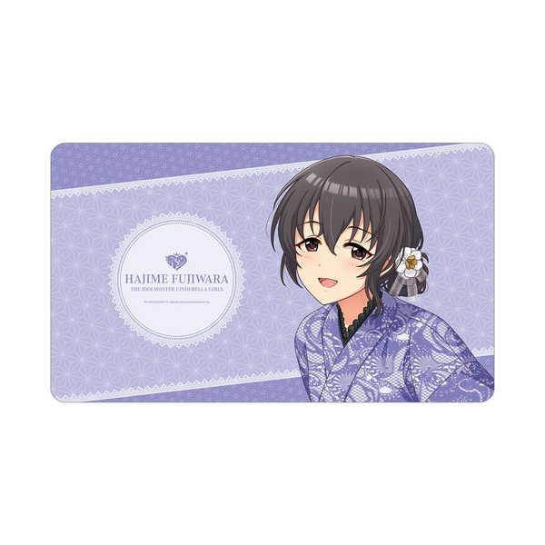 【発売日：2026年07月31日】宅配便配送商品 「アイドルマスター シンデレラガールズ」より、マルチデスクマットの登場です。藤原肇の描き下ろしイラストをマルチデスクマットに仕上げました。デスクに敷いたり、お部屋に飾ったり、アイドルとの日常...