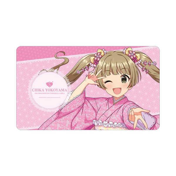 【発売日：2026年07月31日】宅配便配送商品 「アイドルマスター シンデレラガールズ」より、マルチデスクマットの登場です。横山千佳の描き下ろしイラストをマルチデスクマットに仕上げました。デスクに敷いたり、お部屋に飾ったり、アイドルとの日...