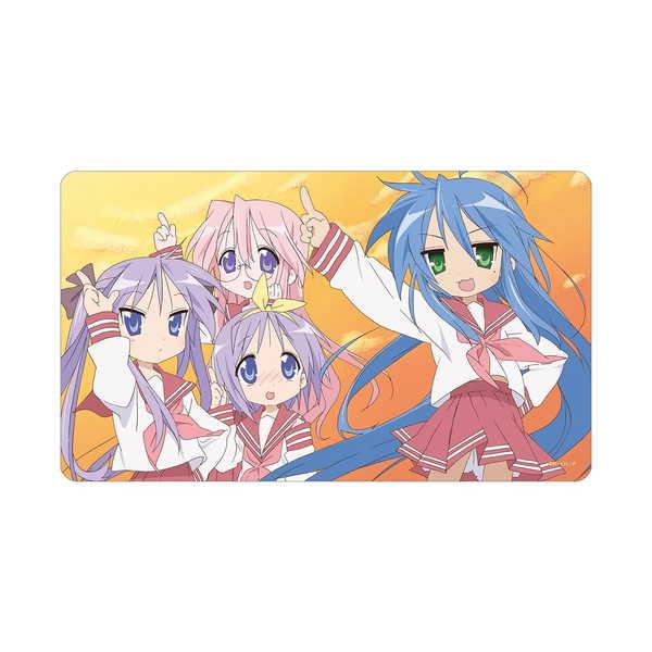 【発売日：2026年07月31日】宅配便配送商品 「らき☆すた」より、マルチデスクマットの登場です。泉こなた、柊つかさ、柊かがみ、高良みゆきのイラストをマルチデスクマットに仕上げました。デスクに敷いたり、お部屋に飾ったり、キャラクターとの日...