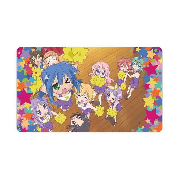 【発売日：2026年07月31日】宅配便配送商品 「らき☆すた」より、マルチデスクマットの登場です。キャラクターたちが集合したイラストをマルチデスクマットに仕上げました。デスクに敷いたり、お部屋に飾ったり、キャラクターとの日常をお楽しみくだ...