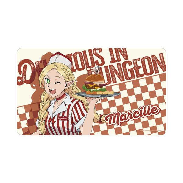 【発売日：2026年07月31日】宅配便配送商品 「ダンジョン飯」より、マルチデスクマットの登場です。マルシルの描き下ろしイラストをマルチデスクマットに仕上げました。デスクに敷いたり、お部屋に飾ったり、キャラクターとの日常をお楽しみください...
