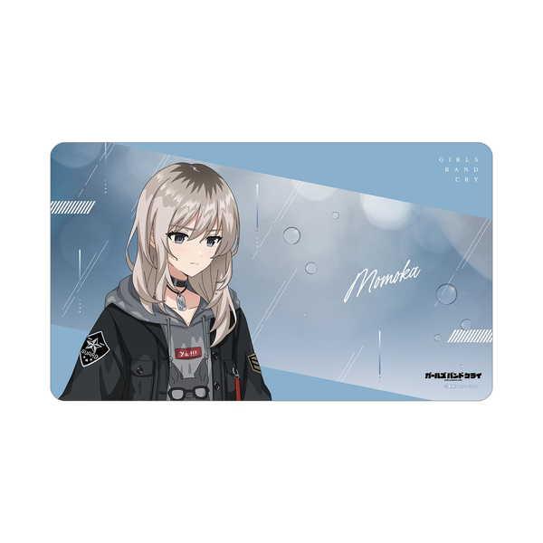 【発売日：2026年08月31日】宅配便配送商品 「ガールズバンドクライ」より、マルチデスクマットの登場です。河原木 桃香の描き下ろしイラストをマルチデスクマットに仕上げました。デスクに敷いたり、お部屋に飾ったり、キャラクターとの日常をお楽...