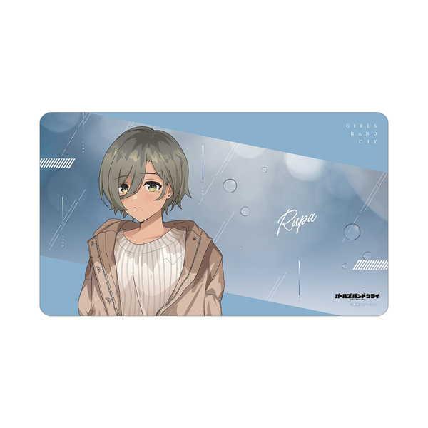 【発売日：2026年08月31日】宅配便配送商品 「ガールズバンドクライ」より、マルチデスクマットの登場です。ルパの描き下ろしイラストをマルチデスクマットに仕上げました。デスクに敷いたり、お部屋に飾ったり、キャラクターとの日常をお楽しみくだ...