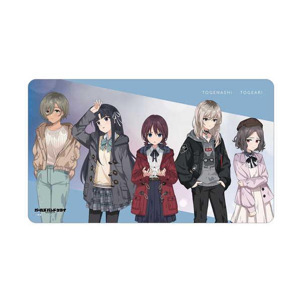 【発売日：2026年08月31日】宅配便配送商品 「ガールズバンドクライ」より、マルチデスクマットの登場です。井芹 仁菜、河原木 桃香、安和 すばる、海老塚 智、ルパの描き下ろしイラストをマルチデスクマットに仕上げました。デスクに敷いたり、...