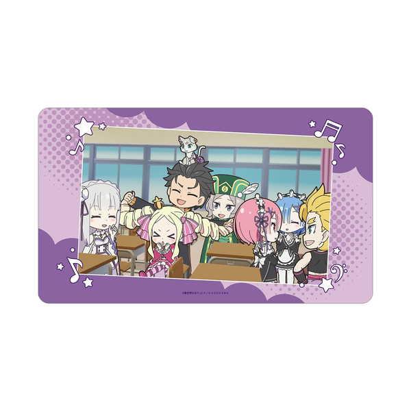 【発売日：2026年07月31日】宅配便配送商品 「異世界かるてっと3」より、マルチデスクマットの登場です。オープニング映像の印象的なシーンをマルチデスクマットに仕上げました。デスクに敷いたり、お部屋に飾ったり、キャラクターとの日常をお楽し...