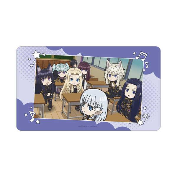 【発売日：2026年07月31日】宅配便配送商品 「異世界かるてっと3」より、マルチデスクマットの登場です。オープニング映像の印象的なシーンをマルチデスクマットに仕上げました。デスクに敷いたり、お部屋に飾ったり、キャラクターとの日常をお楽し...