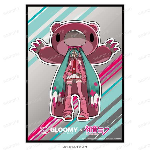 【発売日：2026年07月31日】宅配便配送商品 「GLOOMY meets 初音ミク」より、パブミラーが登場！イラストレーター森チャック氏による、オリジナルキャラクター「いたずらぐまのグルーミー」と、電子の歌姫「初音ミク」とのスペシャルコ...