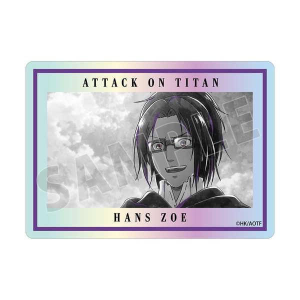 【発売日：2026年08月31日】メール便配送商品 「進撃の巨人」より、Ani-Art BLACK LABEL オーロラステッカーの登場です。ハンジのイラストを新たなタッチで魅力的に表現し、オーロラステッカーに仕上げました。身近な持ち物をデ...