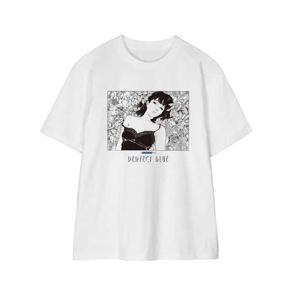 【発売日：2026年08月31日】メール便配送商品 「PERFECT BLUE」より、Tシャツの登場です。霧越未麻の線画のイラストをTシャツに仕上げました。スタンダードなスタイリングで、シーンを選ばずお使いいただけるシルエットです。日常使い...