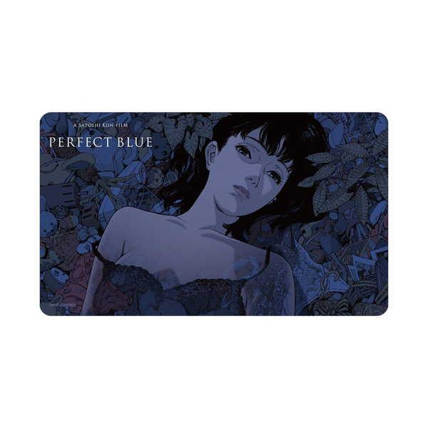 【発売日：2026年08月31日】宅配便配送商品 「PERFECT BLUE」より、マルチデスクマットの登場です。ポスターイラストをマルチデスクマットに仕上げました。デスクに敷いたり、お部屋に飾ったり、作品の世界観に日常でも没入できます。【...
