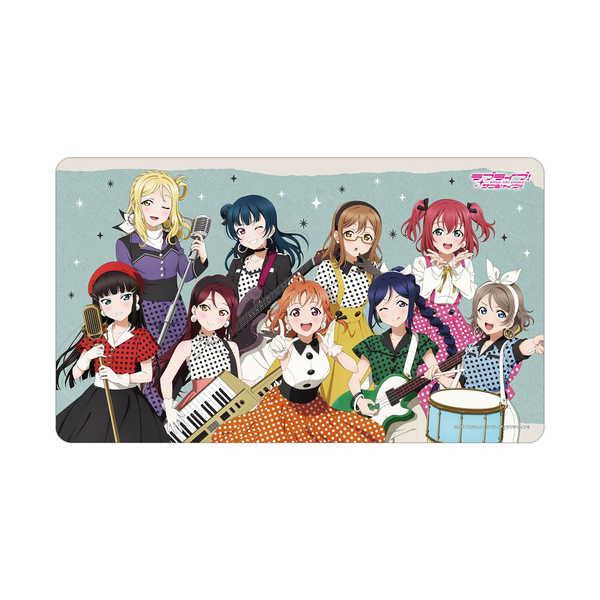 【発売日：2026年09月30日】宅配便配送商品 「ラブライブ！サンシャイン!!」より、マルチデスクマットの登場です。高海千歌、桜内梨子、松浦果南、黒澤ダイヤ、渡辺 曜、津島善子、国木田花丸、小原鞠莉、黒澤ルビィの描き下ろしイラストをマルチ...