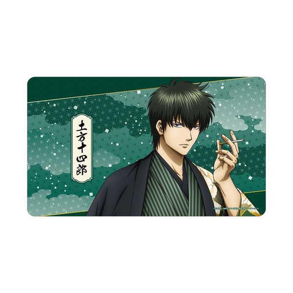 【発売日：2026年09月30日】宅配便配送商品 「銀魂」より、マルチデスクマットの登場です。土方十四郎の描き下ろしイラストをマルチデスクマットに仕上げました。デスクに敷いたり、お部屋に飾ったり、キャラクターとの日常をお楽しみください。【サ...