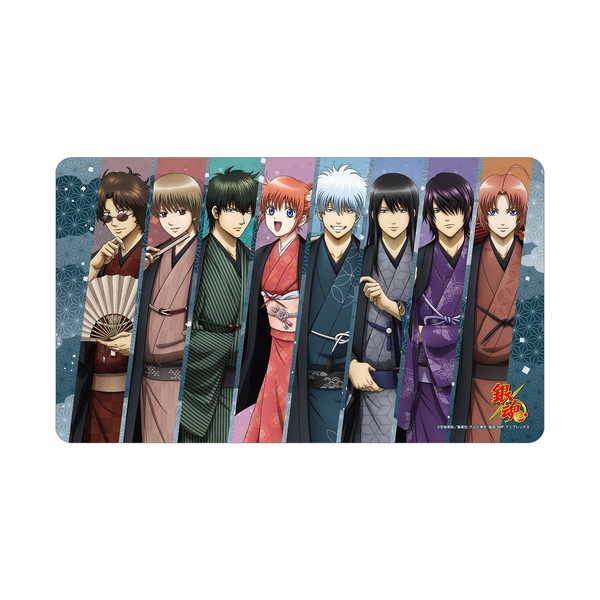 【発売日：2026年09月30日】宅配便配送商品 「銀魂」より、マルチデスクマットの登場です。坂田銀時、神楽、土方十四郎、沖田総悟、桂小太郎、高杉晋助、坂本辰馬、神威の描き下ろしイラストをマルチデスクマットに仕上げました。デスクに敷いたり、...