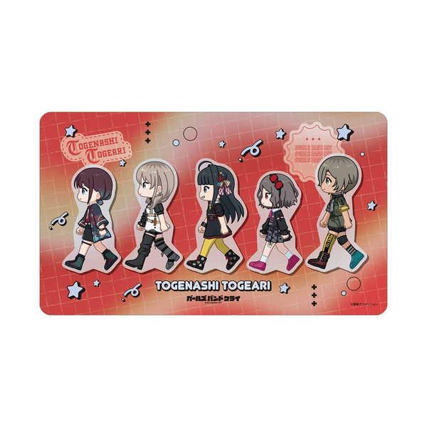 【発売日：2026年08月31日】宅配便配送商品 「ガールズバンドクライ」より、ちびとこ マルチデスクマットの登場です。井芹 仁菜、河原木 桃香、安和 すばる、海老塚 智、ルパが歩いているちびキャラを新たに描き起こし、マルチデスクマットに仕...