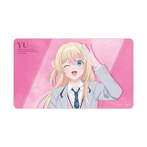【発売日：2026年09月30日】宅配便配送商品 「クラスで2番目に可愛い女の子と友だちになった」より、マルチデスクマットの登場です。天海夕のイラストをマルチデスクマットに仕上げました。デスクに敷いたり、お部屋に飾ったり、キャラクターとの日...