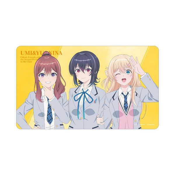 【発売日：2026年09月30日】宅配便配送商品 「クラスで2番目に可愛い女の子と友だちになった」より、マルチデスクマットの登場です。朝凪海、天海夕、新田新奈のイラストをマルチデスクマットに仕上げました。デスクに敷いたり、お部屋に飾ったり、...