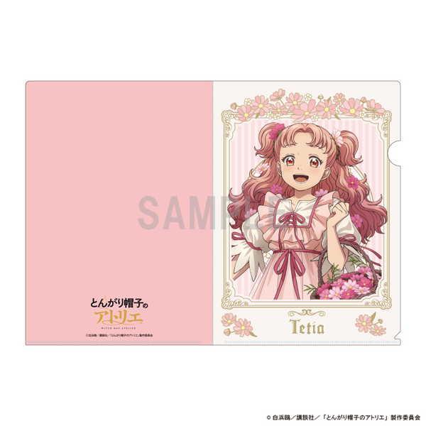 【発売日：2026年07月31日】メール便配送商品 「とんがり帽子のアトリエ」より、クリアファイルの登場です。ドレスアップ衣装にキャラクターのイメージフラワーを添えた描き下ろしイラスト仕様となっています！書類整理やコレクションアイテムとして...