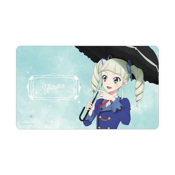 【発売日：2026年09月30日】宅配便配送商品 「アイカツ！ 10th STORY 〜未来へのSTARWAY〜」より、マルチデスクマットの登場です。藤堂ユリカの描き下ろしイラストをマルチデスクマットに仕上げました。デスクに敷いたり、お部屋...