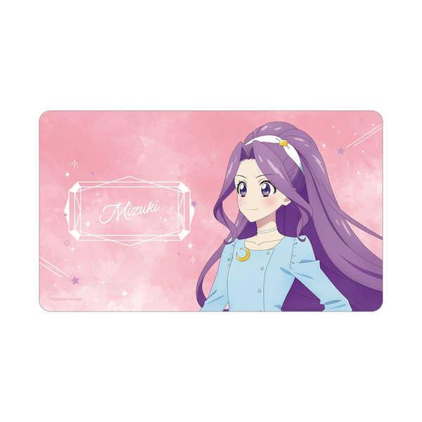 【発売日：2026年09月30日】宅配便配送商品 「アイカツ！ 10th STORY 〜未来へのSTARWAY〜」より、マルチデスクマットの登場です。神崎美月の描き下ろしイラストをマルチデスクマットに仕上げました。デスクに敷いたり、お部屋に...