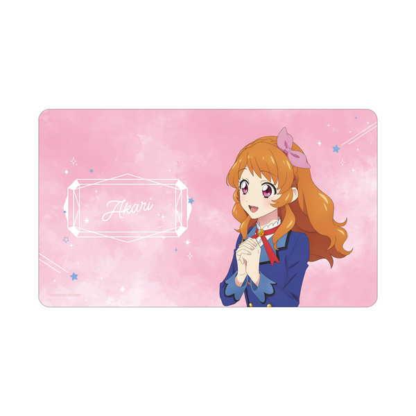 【発売日：2026年09月30日】宅配便配送商品 「アイカツ！ 10th STORY 〜未来へのSTARWAY〜」より、マルチデスクマットの登場です。大空あかりの描き下ろしイラストをマルチデスクマットに仕上げました。デスクに敷いたり、お部屋...