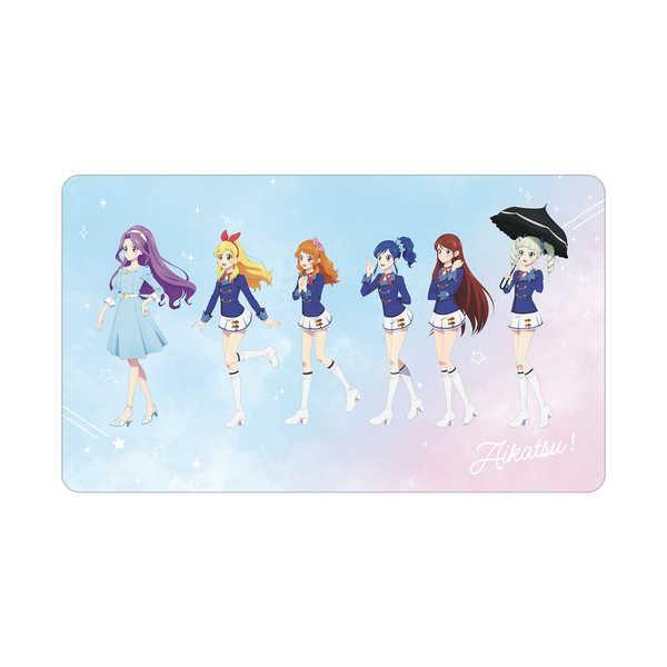 【発売日：2026年09月30日】宅配便配送商品 「アイカツ！ 10th STORY 〜未来へのSTARWAY〜」より、マルチデスクマットの登場です。星宮いちご、霧矢あおい、紫吹 蘭、藤堂ユリカ、神崎美月、大空あかりの描き下ろしイラストをマ...