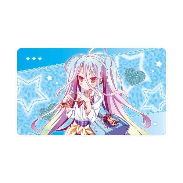 【発売日：2026年09月30日】宅配便配送商品 「ノーゲーム・ノーライフ ゼロ」より、マルチデスクマットの登場です。白の描き下ろしイラストをマルチデスクマットに仕上げました。デスクに敷いたり、お部屋に飾ったり、キャラクターとの日常をお楽し...