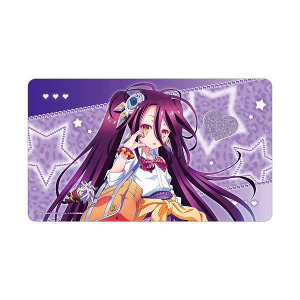 【発売日：2026年09月30日】宅配便配送商品 「ノーゲーム・ノーライフ ゼロ」より、マルチデスクマットの登場です。シュヴィの描き下ろしイラストをマルチデスクマットに仕上げました。デスクに敷いたり、お部屋に飾ったり、キャラクターとの日常を...