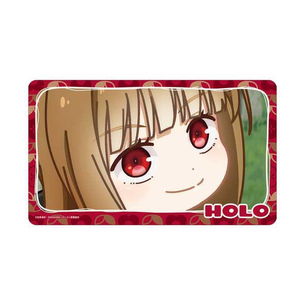 【発売日：2026年10月31日】宅配便配送商品 「狼と香辛料 MERCHANT MEETS THE WISE WOLF」より、ゆるコマ マルチデスクマットの登場です。ホロの印象的なシーンをそのままデフォルメで再現し、マルチデスクマットに仕...