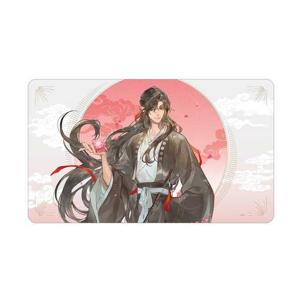 【発売日：2026年10月31日】宅配便配送商品 「魔道祖師 日本語版ラジオドラマ」より、マルチデスクマットの登場です。魏無羨の描き下ろしイラストをマルチデスクマットに仕上げました。デスクに敷いたり、お部屋に飾ったり、キャラクターとの日常を...