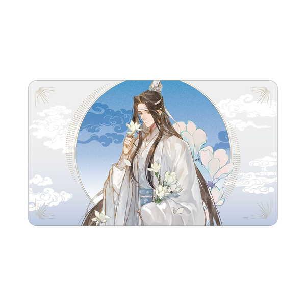 【発売日：2026年10月31日】宅配便配送商品 「魔道祖師 日本語版ラジオドラマ」より、マルチデスクマットの登場です。藍忘機の描き下ろしイラストをマルチデスクマットに仕上げました。デスクに敷いたり、お部屋に飾ったり、キャラクターとの日常を...