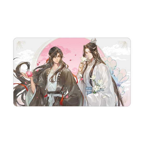 【発売日：2026年10月31日】宅配便配送商品 「魔道祖師 日本語版ラジオドラマ」より、マルチデスクマットの登場です。魏無羨、藍忘機の描き下ろしイラストをマルチデスクマットに仕上げました。デスクに敷いたり、お部屋に飾ったり、キャラクターと...