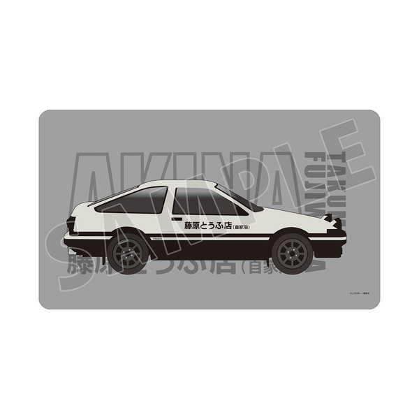 【発売日：2026年11月30日】宅配便配送商品 「頭文字D」より、マルチデスクマットの登場です。藤原拓海の愛機をメインにデザインし、マルチデスクマットに仕上げました。デスクに敷いたり、お部屋に飾ったり、キャラクターとの日常をお楽しみくださ...