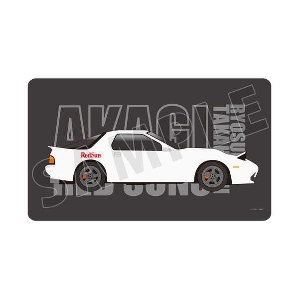 【発売日：2026年11月30日】宅配便配送商品 「頭文字D」より、マルチデスクマットの登場です。高橋涼介の愛機をメインにデザインし、マルチデスクマットに仕上げました。デスクに敷いたり、お部屋に飾ったり、キャラクターとの日常をお楽しみくださ...