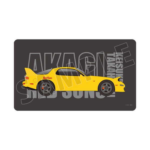 【発売日：2026年11月30日】宅配便配送商品 「頭文字D」より、マルチデスクマットの登場です。高橋啓介の愛機をメインにデザインし、マルチデスクマットに仕上げました。デスクに敷いたり、お部屋に飾ったり、キャラクターとの日常をお楽しみくださ...