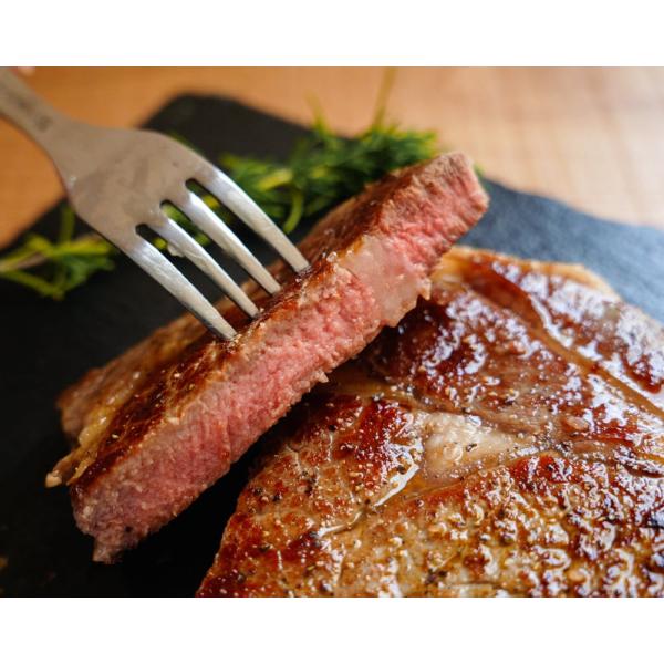 肉本来の旨みと芳醇な香りが際立つ、スペイン産リブロースステーキ。厳選された牛肉をたっぷり350g使用し、贅沢なボリューム感とともに極上の味わいをお届けします。柔らかさとコクのある風味が魅力のリブロースは、高級ホテルやレストランでも使用される...