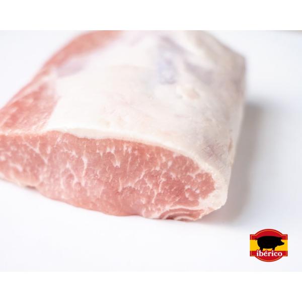 スペインが誇る黒豚「イベリコ豚」の中でも、赤身と脂のバランスが最も美しい部位がロースです。赤身はきめ細やかな肉質でしっとりやわらか、脂は軽やかで甘みがあり加熱しても肉が締まりにくく、ジューシーな味わい。焼いた瞬間に立ちのぼるナッツのような甘...