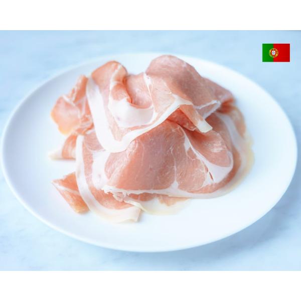 ポルトガルで伝統的な製法を受け継ぎ、丁寧に仕上げられた本格生ハムです。ポルトガル国内で大切に育てられた豚肉を使用し、乾燥した気候と昼夜の寒暖差を活かしてじっくり熟成。しっとりとした食感と、穏やかな塩味、噛むほどに広がる豊かな旨みが魅力です。...