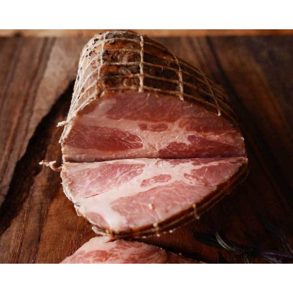 スペイン産の「イベリコ豚」の肩ロースを原料に、時間をかけ低温でじっくり焼きあげました。イベリコ豚の香ばしい香りとしっとりとしたやわらかさが楽しめるローストポークです。肉好きにはたまらない逸品に仕上がっております。さらに余計なものは一切入れな...