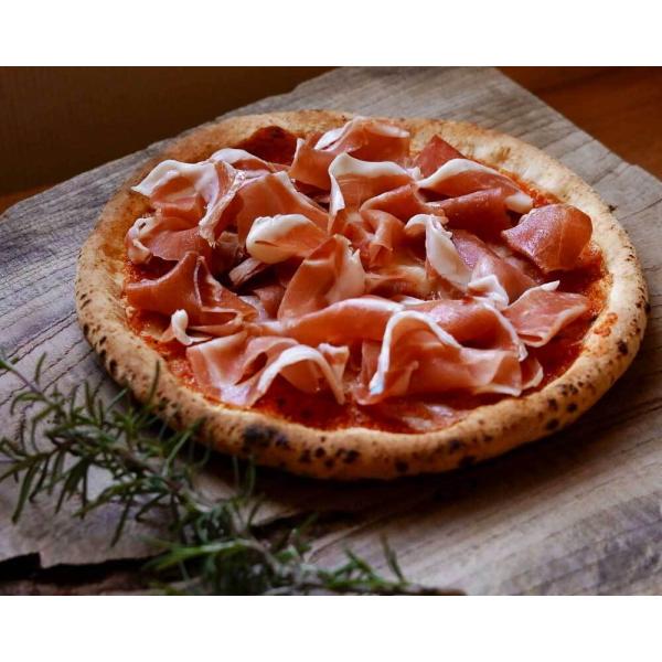 本場ナポリの製法と材料にのっとった本格マルゲリータ・ピッツァです！ナポリのピッツァ職人と同じように生地は低温長時間発酵、約1日かけてじっくり発酵させています。 これによりもっちりとした食感と小麦本来の香りを感じる仕上がりです。ナポリピッツァ...