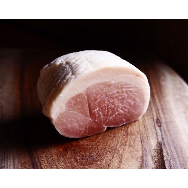 島豚KAZUGOROのモモ肉を弊社独自の漬け込み液にじっくり1週間熟成させスチームしました。通常ハムはスチームの後燻煙し引き締まった食感となりますが、このプロシュートコットはスチームのみのため肉のジューシーさを保ち、より柔らかく繊細な味に仕...