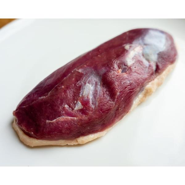 マグレカナールはフォアグラの生産過程で得られる上質な鴨胸肉です。通常よりも長い期間をかけ肥育されており、身は程よく引き締まり、甘味たっぷりの脂とフォアグラのような芳醇な香りを楽しむことができる特別な味わいです。その深いコクと濃厚な風味は、食...