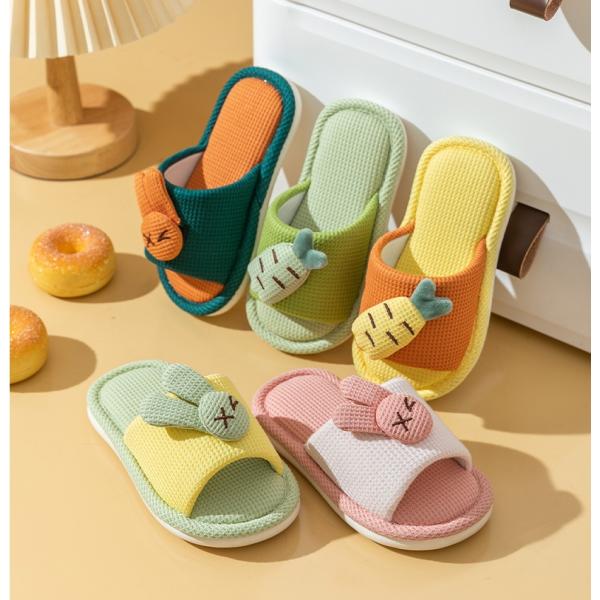 ■ 品名：キッズ用スリッパ■ 素材：アッパー：ポリエステル         ソール：PVC■ カラー：全3色■ 表記サイズ：22〜35キーワード ：スリッパ キッズ 男女兼用 バス 浴室用 風呂場 自宅用 ベランダ 軽い 履きやすい サンダ...