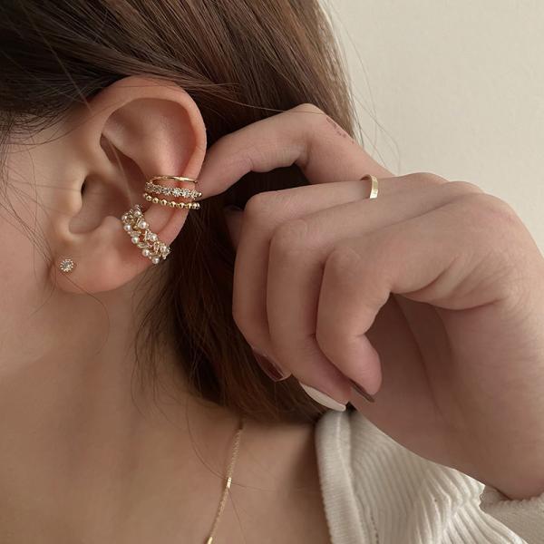 片耳用パールイヤーカフ。シンプルなので、ピアスやイヤリングとの相性も抜群。どんなコーディネートにも馴染みやすく、さりげないアクセントがコーデの格を上げてくれます?【商品説明】?素材：銅 シルバー925メッキ◆商品関連ワード◆ピアス レディー...