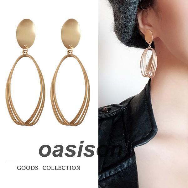 マットゴールドのトレンドピアスです！落ち着いた高級感あるデザインは大人のアクセサリーにぴったり。中空の合金素材は大きめながらつけ心地も軽やか。トレンドのちょっと大きめピアスはラウンドフープが重なるデザイン。いつものコーディネイトにワンポイン...