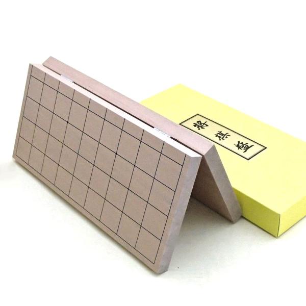 木製将棋盤 やや、厚め 新桂(アガチス) ７号折将棋盤 ・外箱の仕様はメーカー都合で変更になる場合がございます。・将来、盤が反ってこない為やテーブルを傷付けないように蝶番を多少、盛り上げて作っています。・持ち運びが楽で、手軽にご利用頂けます...
