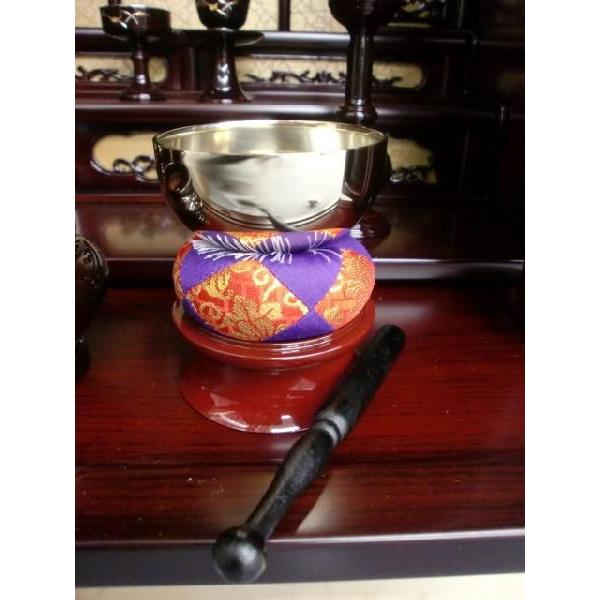 リンを鳴らすことにより、邪念を払うと言われています。大変お手頃価格となっております。■セット内容■リン2.5寸（真鍮磨き）　直径：約7.8cm丸リン布団1号（赤・紫）　直径：7cm丸リン台2.5寸（ウルミ）　直径：7.5cm丸リン棒4号黒（...