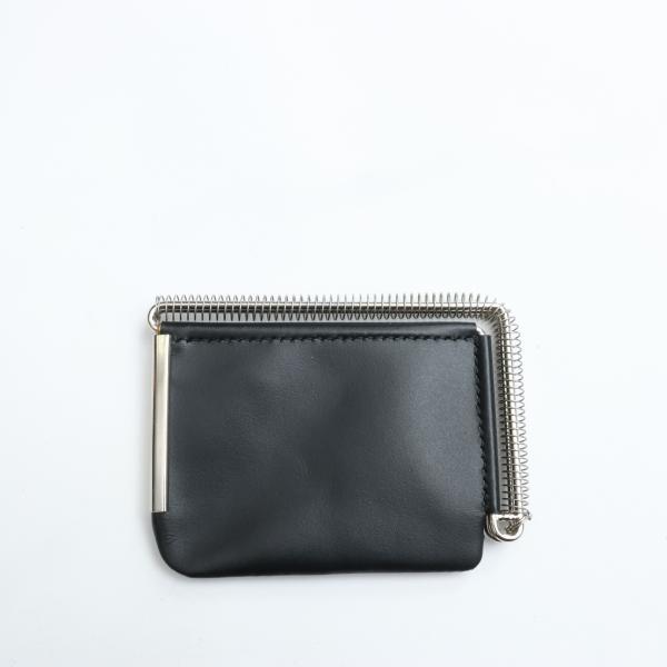 店舗間移動の為、発送までに3日かかる場合がございます。ED ROBERT JUDSONの定番のコインケースが入荷致しました。ファスナーの代わりにバネの伸縮で開閉するコインケース。L字フレームの短辺にバネを寄せると開口し、フレームを閉じるとバ...