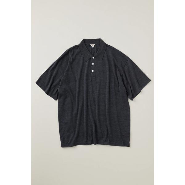 New Zealand Merino Wool Tenjiku / polo shirt17.5マイクロンのエクストラファインメリノウールを使用し、さらに別注の編み機を利用して、丸胴使いができる贅沢なウール100％の天竺を開発。一年を通して...