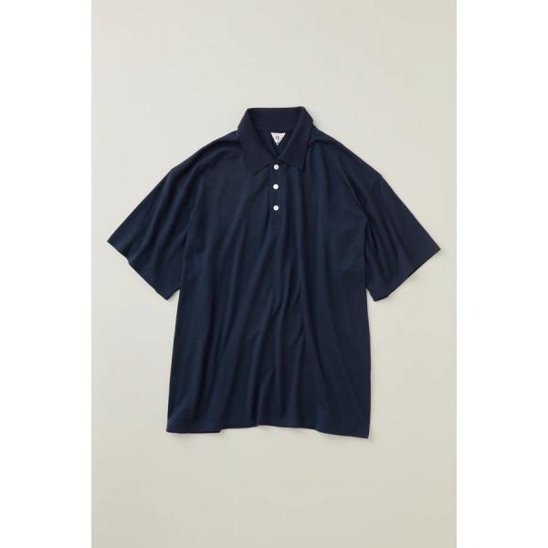 New Zealand Merino Wool Tenjiku / polo shirt17.5マイクロンのエクストラファインメリノウールを使用し、さらに別注の編み機を利用して、丸胴使いができる贅沢なウール100％の天竺を開発。一年を通して...